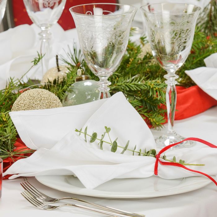 Weiße Serviette mit rotem Samtband und vieles mehr für den perfekten ...